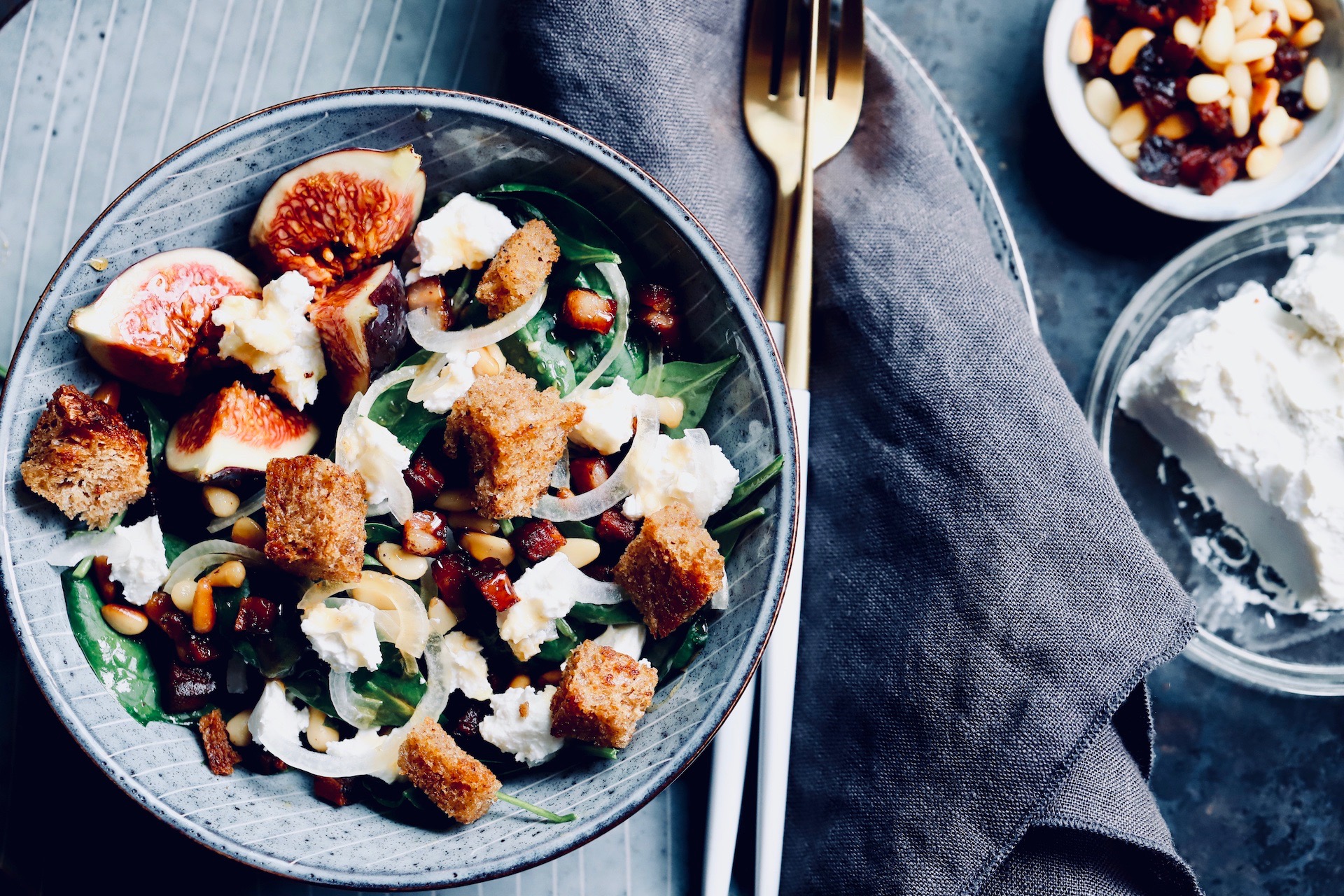 Spinat Salat mit Speck und Pinienkernen - einfach & gesund ...