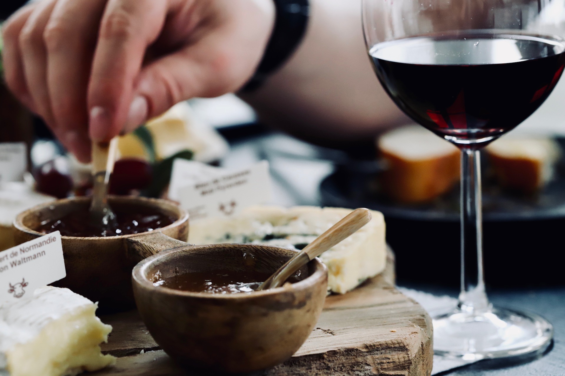 Wein und Käse: Perfekt gerade in der Winterzeit - zartbitter & zuckersüss